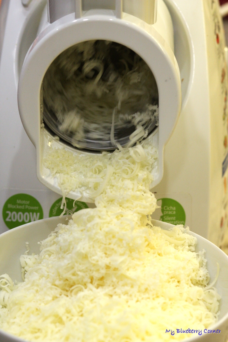 Dodać majonez. Czosnek obrać, przecisnąć przez praskę, przełożyć do ...